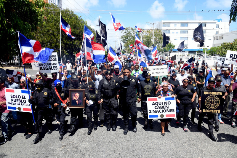 La Plaza de la Bandera volvió a llenarse de afiches y pancartas en ...