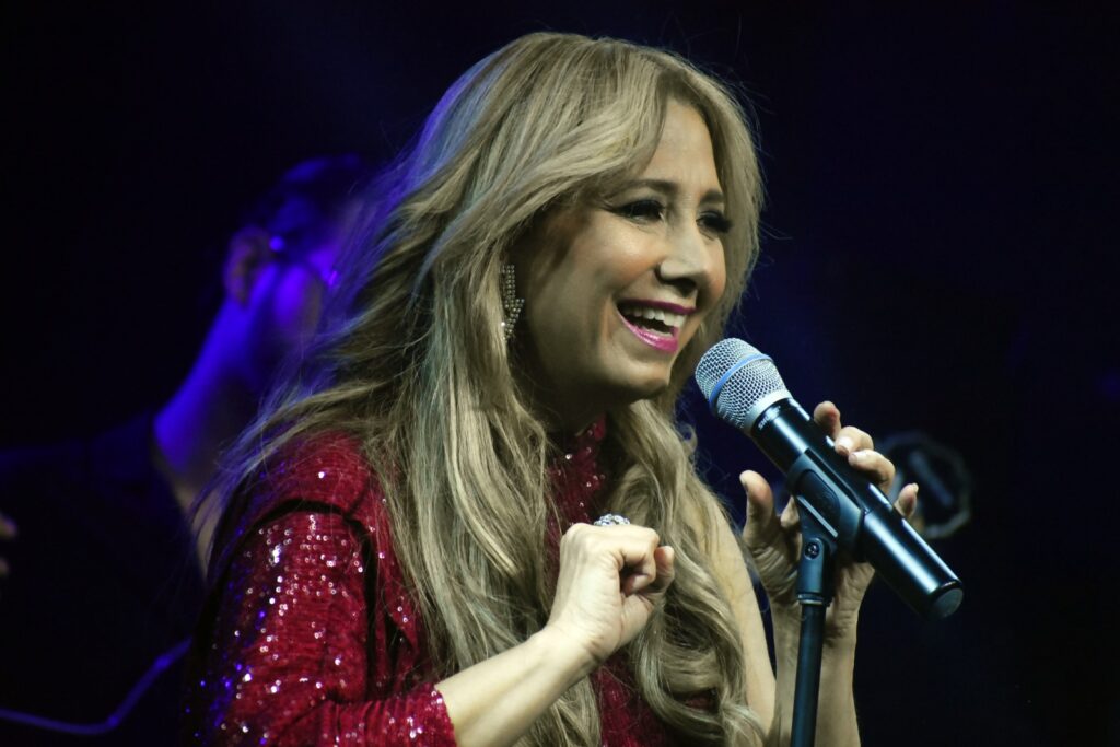 Lourdes Robles conquista RD en su primer concierto