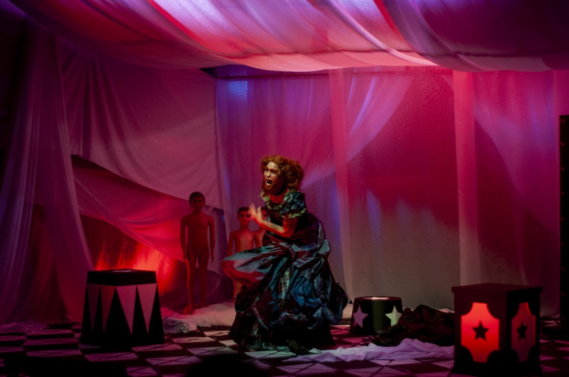 Sabrina Gómez deslumbra en su primer monólogo "La Monstrua"